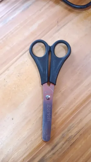 TESOURA ESC BLACK INOX130MMCB PRET LEOEL - Lapis Na Mao